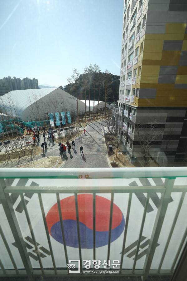 [경향포토] 한국 선수단 숙소에서 바라본 태극기와 선수촌 풍경