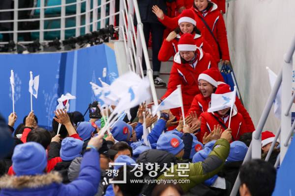 경향포토 경기장 빠져나가는 북한 응원단