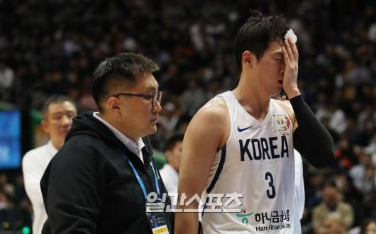 포토 이정현 이마에서 피 흘려