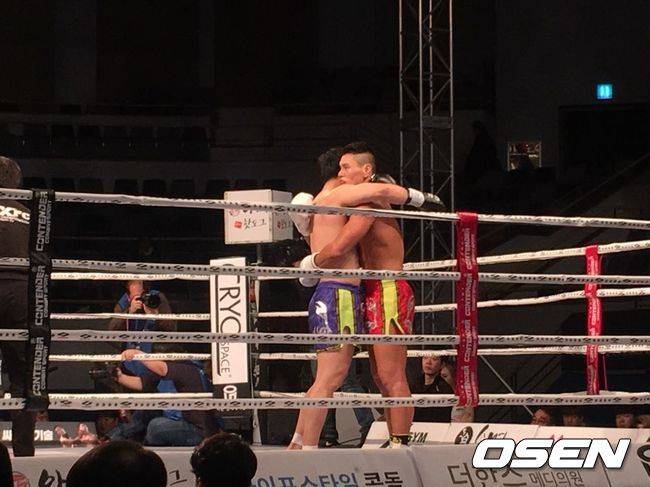 [MAX FC12] '아재 파이터' 황명호, KO승.. "40대 죽지 않았다!"