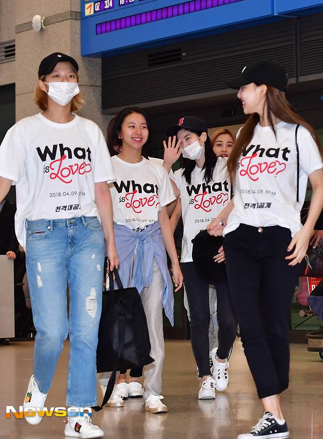 포토엔hd 트와이스 입국길도 앨범 홍보 반팔티 입고공항패션