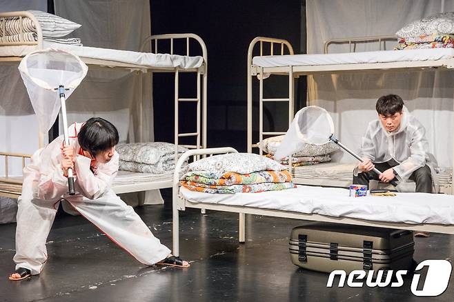 연극 체체파리덫을 놓고 흡혈파리 기다리는 고홍진·김태윤