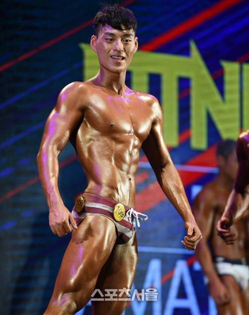 윤기가 좔좔 흐르는 피트니스스타 모델 김명환 단백질 몸매죠~ 포토