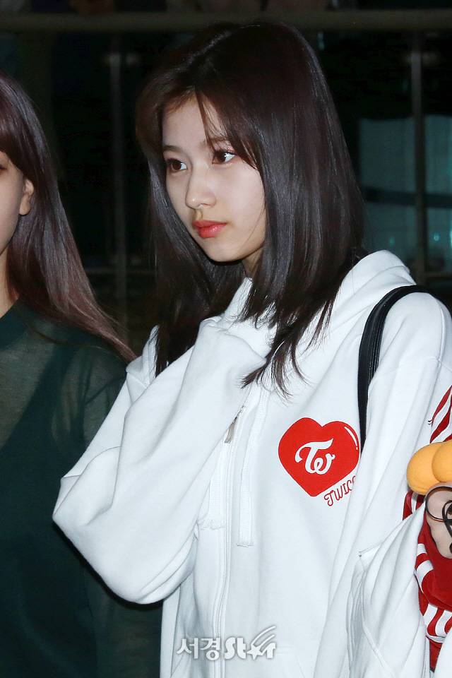 트와이스twice 사나 옆선도 완벽한 미녀 공항패션