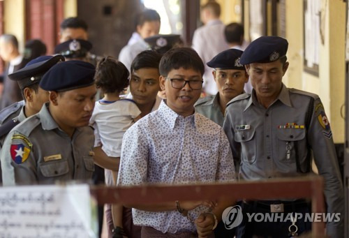 미얀마 경찰 로힝야 학살 취재하던 기자 잡으려 함정수사