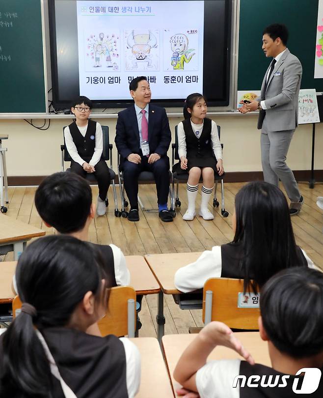 독서 후 친구들과 대화나누는 수업 참여하는 김상곤 사회부총리