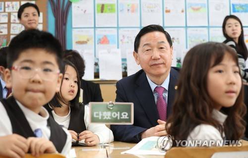동정 김상곤 부총리 새 교과서 활용한 초등학교 수업 참관