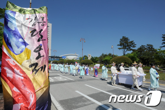 강릉단오제 시작 알린다신주미 봉정·신주 빚기 행사