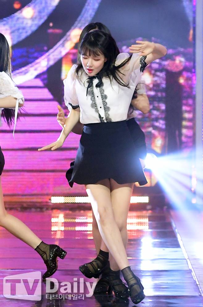 Td포토 여자친구 예린 엄지 발에 걸려 넘어질뻔
