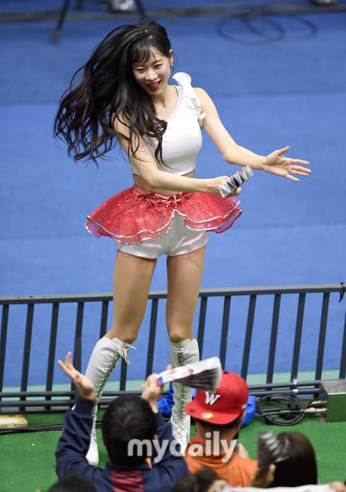Md화보 움직일 때마다 훌렁치어리더 입으나 마나 한 치마