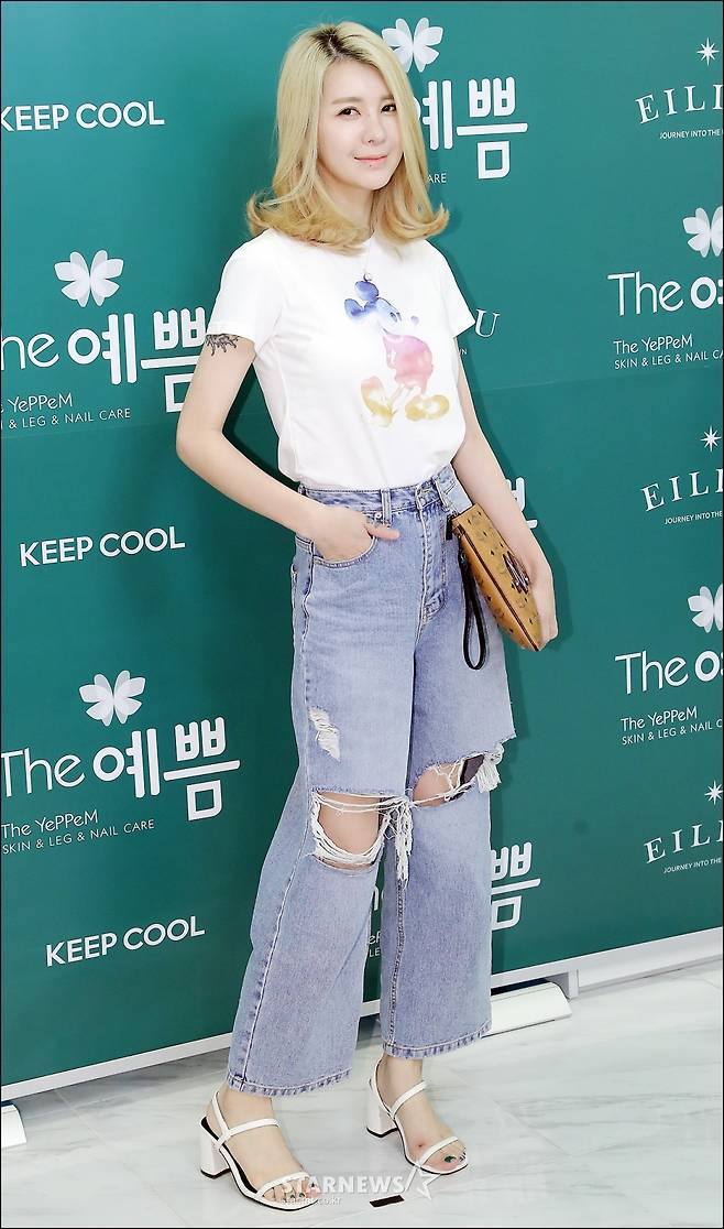 포토 이파니 시원하게 찢어진 청바지 패션