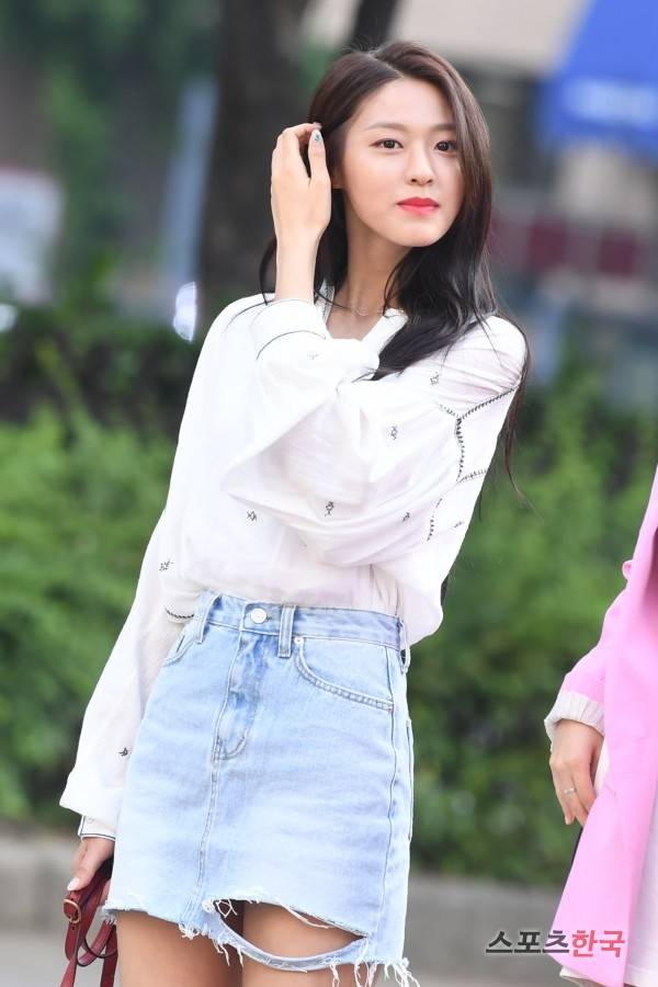 [포토] AOA 설현, 돋보이는 센터 미모(뮤직뱅크 출근길)