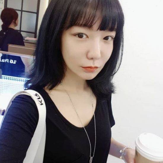 신소율 시선끄는 미모 눈길백옥 피부검은색 머리 청순미 뿜뿜