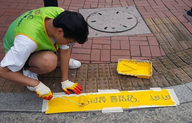 걸어다니는 스마트폰 좀비도로 곳곳 시한폭탄