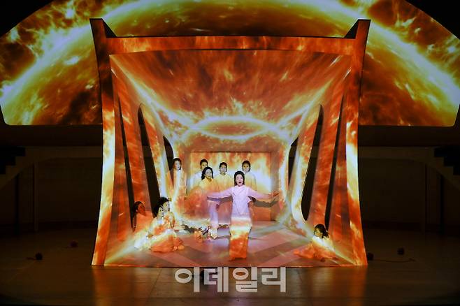 창극 유럽을 홀렸다트로이의 여인들 호평 속 투어