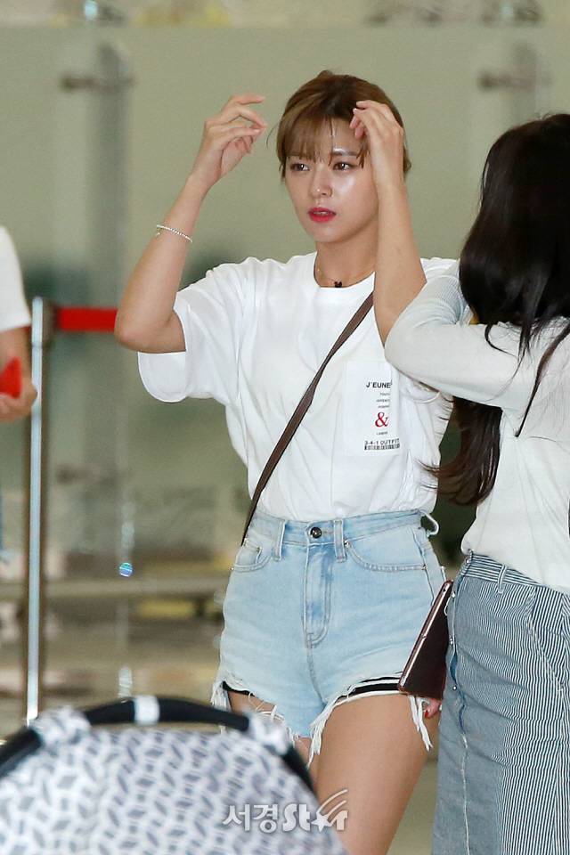 트와이스twice 정연 앞머리 정돈하고 나갈게요~ 공항패션