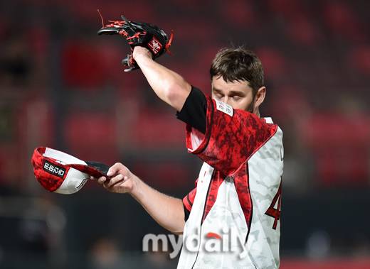[MD포토] 니퍼트 'KBO 100승 너무 힘들어요'