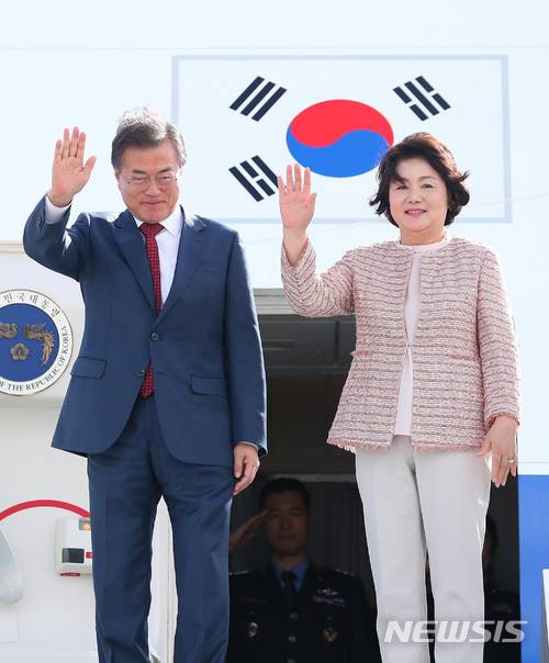 로스토프나도누 플라토프 국제공항에 도착한 문재인 대통령 김정숙 여사
