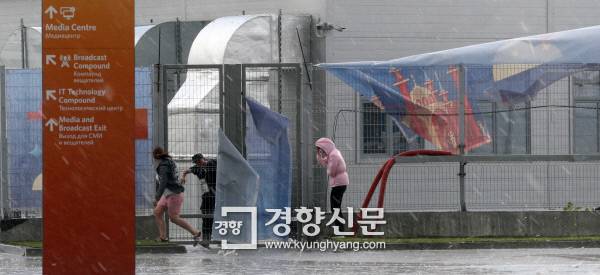 경향포토 우박 내리는 러시아 카잔 아레나
