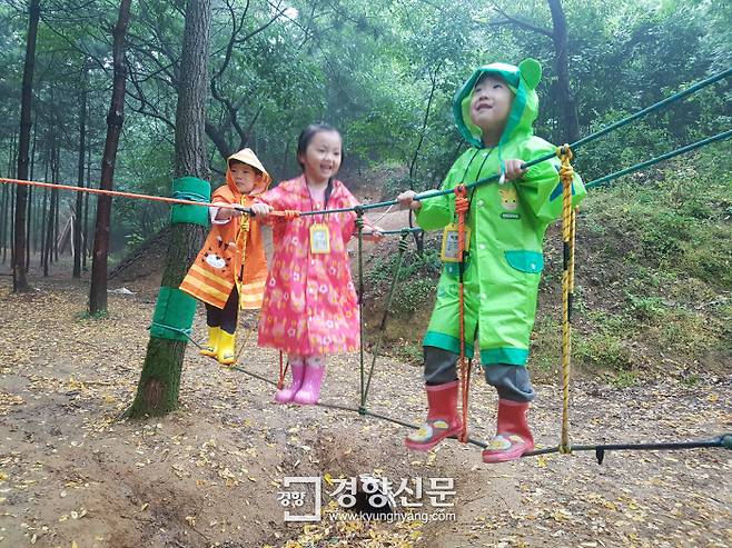 장난감보다 숲속 놀이가 더 재밌어요