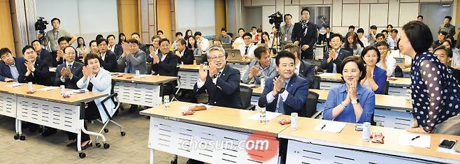 고관대작 출신 위주로 인물 영입했던 한국당 與 반면교사 삼아야