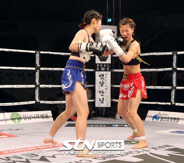 [S샷] [MAX FC 14] 정시온-조은 '사이좋게 주고받는 안면펀치'