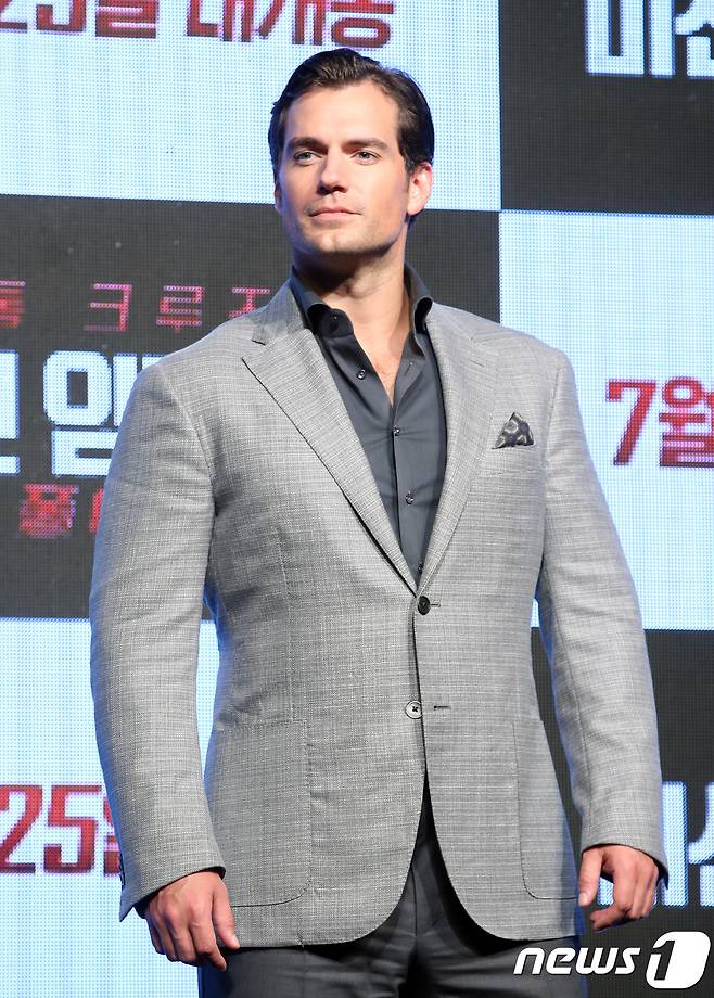헨리 카빌 안기고픈 태평양 어깨