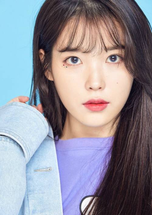 가수 아이유 소속사와 재계약 완료 10년 의리 지켰다