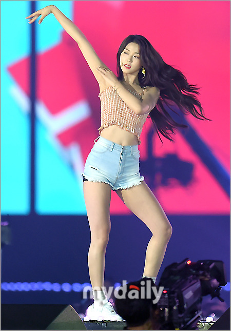 Md화보 끈 나시에 핫팬츠까지설현 몸매 다 보이는 파격 의상