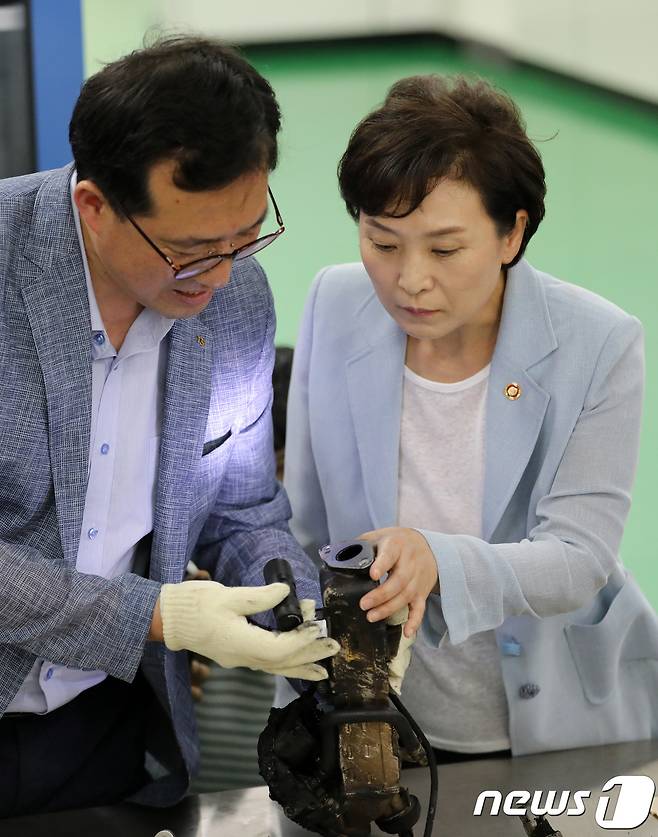 Bmw 차량 화재 결함 부품 살펴보는 김현미 장관