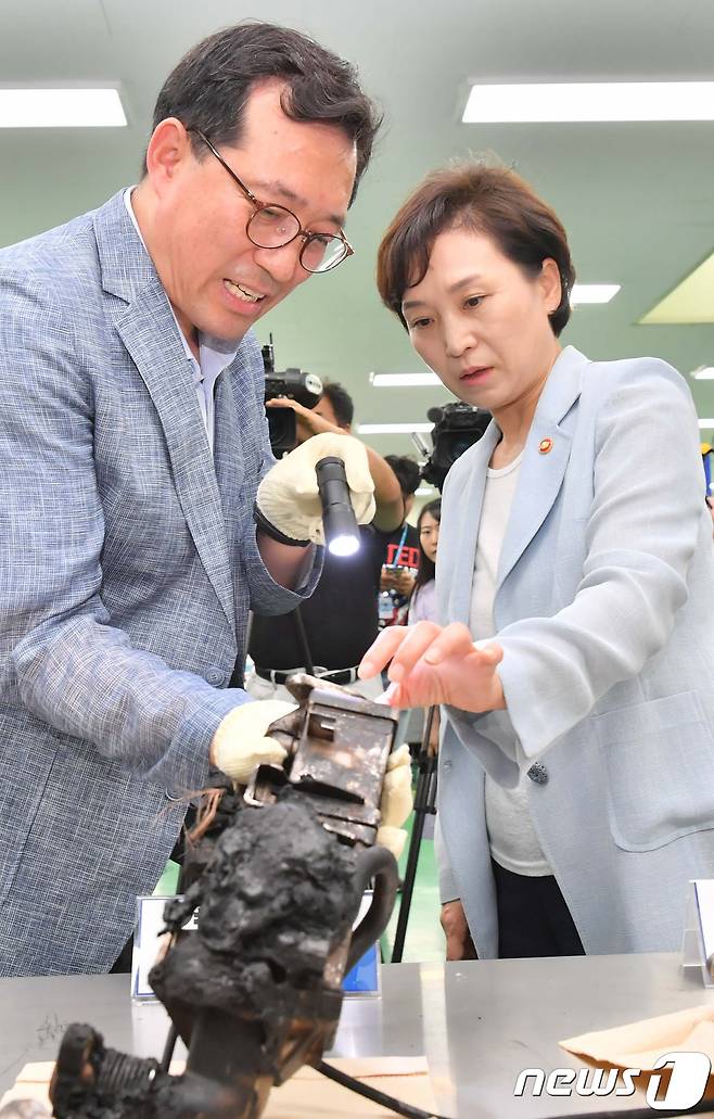 Bmw 결함 부품 살펴보는 김현미 국토부 장관