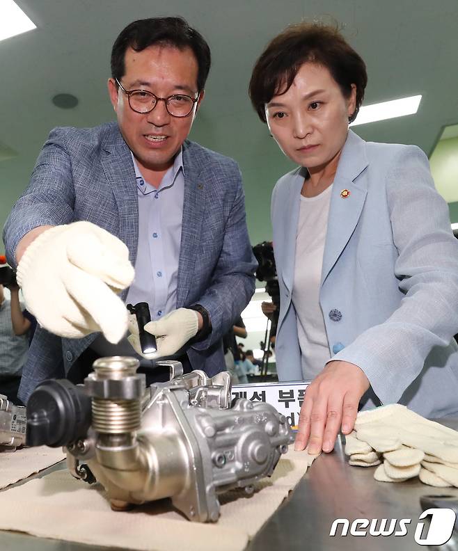 Bmw차량 화재 개선 부품 설명 듣는 김현미 장관
