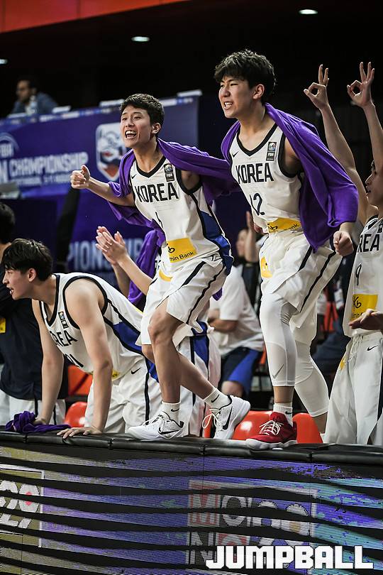 [JB포토] U18 양준석-문정현 '이현중의 3점슛에 환호'