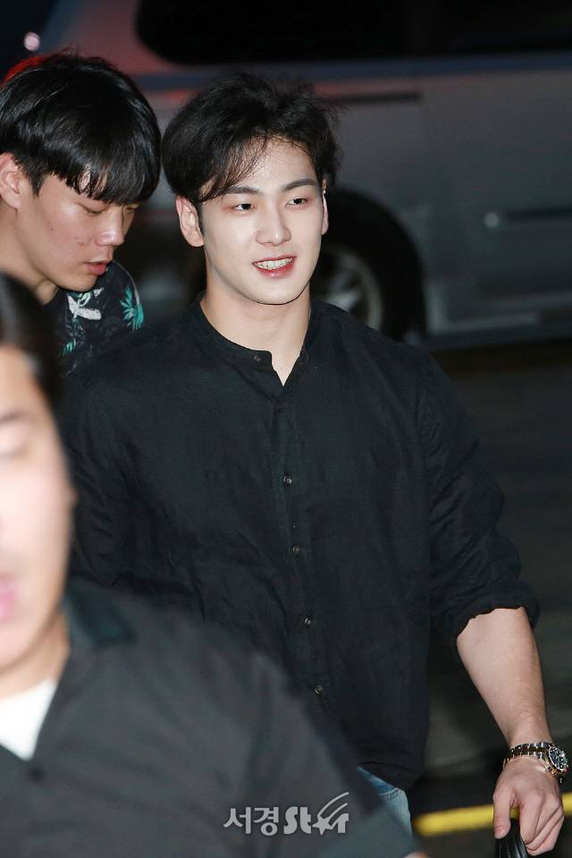 뉴이스트w 백호 샤방샤방 꽃미소 공항패션