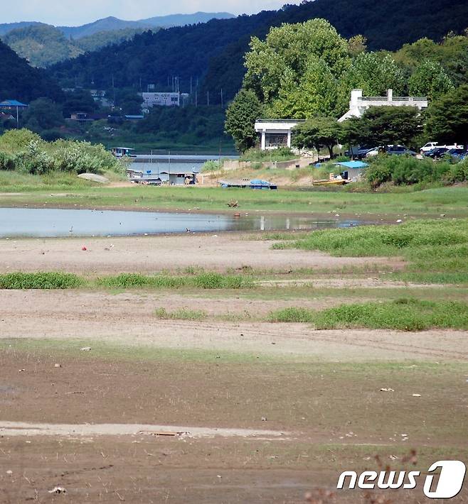 여름 가뭄에 바닥드러난 초평저수지