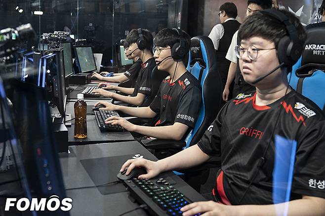 포토 롤챔스 역사 만들어가는 그리핀 선수들