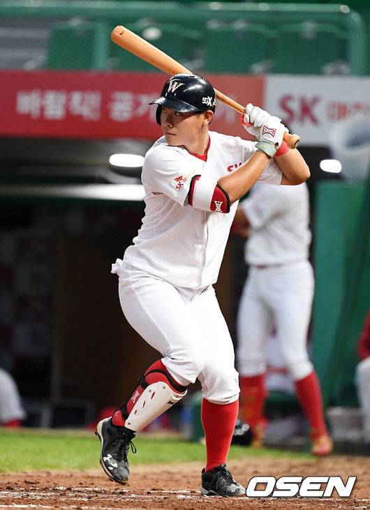 타격 자세 취하는 최준우 사진