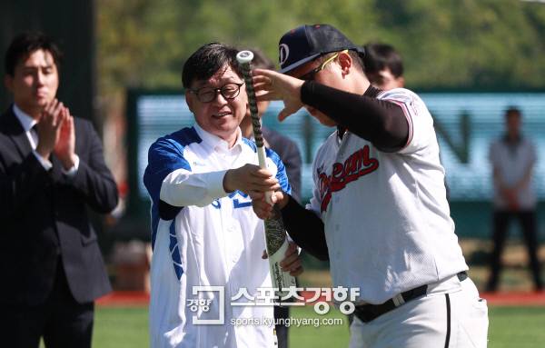 고양시 경향신문 가을야구 이게 대회 기념 배트야 스경포토