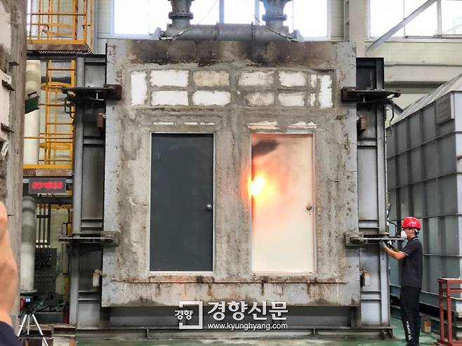 일반 철문을 방화문으로 속여 670개 건물에 설치한 불량업자
