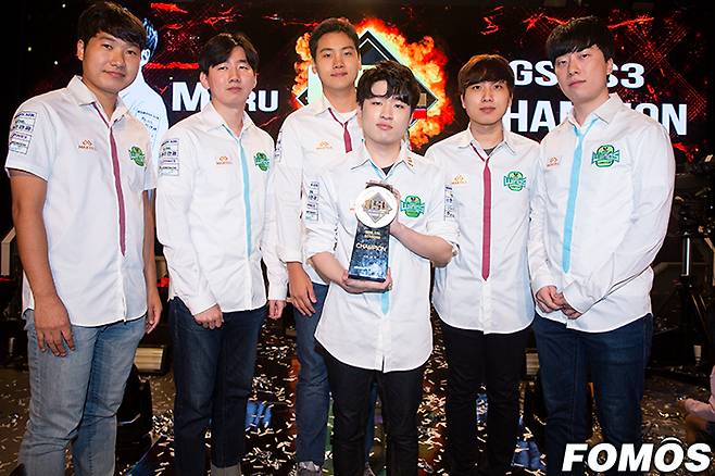 포토 조성주의 Gsl 3연속 우승을 함께한 진에어 동료들