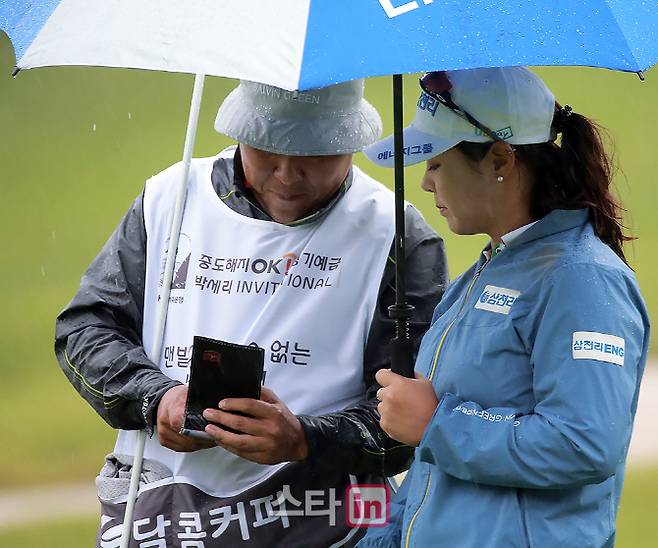 포토 버디사냥꾼 조윤지 콤비 김광민과 함께 살피는 퍼팅 라인