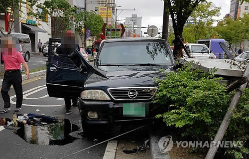 전주서 승용차 변압기 들이받아 상가 179곳 한때 정전