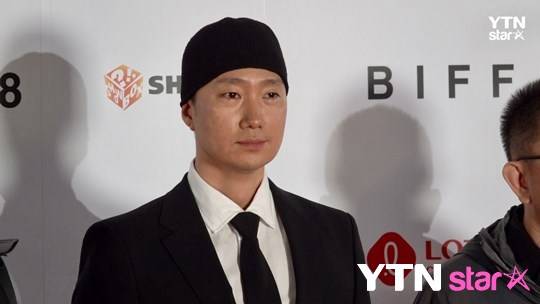 [23rd BIFF] 박해일, 골무모자로 레드카펫 '핫스타' 등극