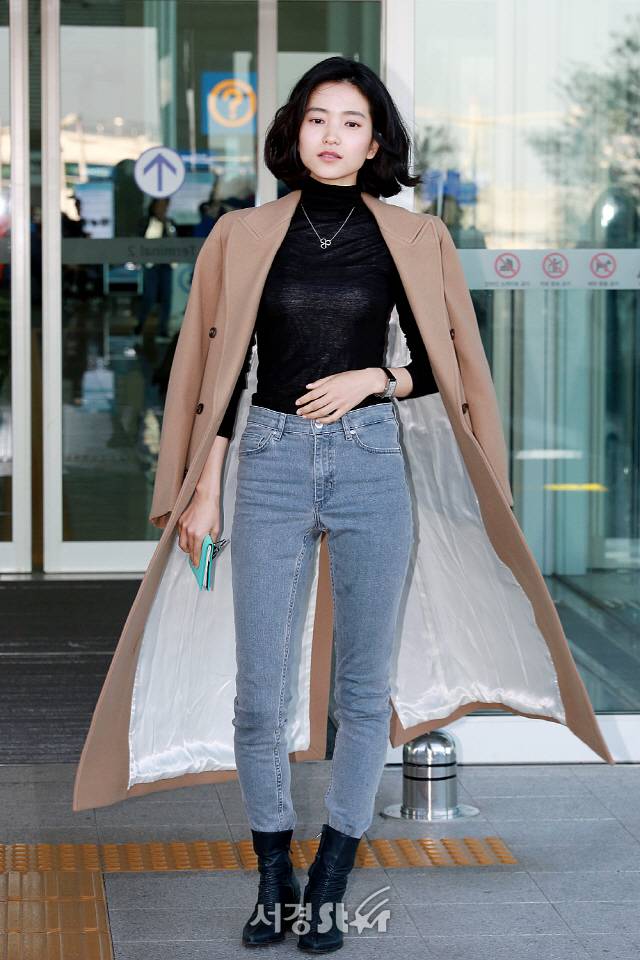 김태리 롱코트 속 숨겨진 치명적인 몸매 공항패션