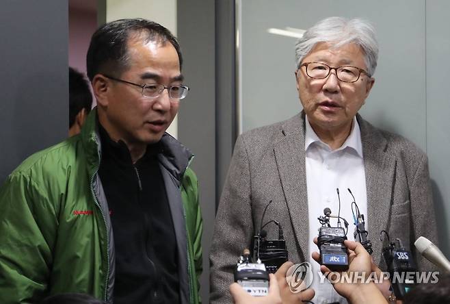 고 김창호 대장 수습대책 브리핑 하는 아시아산악연맹 회장
