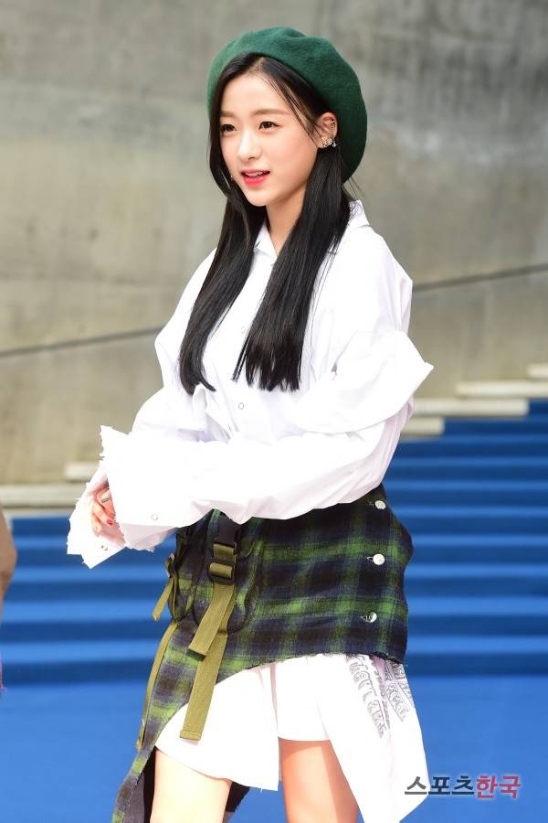 에이프릴 진솔 귀여운 빵모자 눌러쓰고