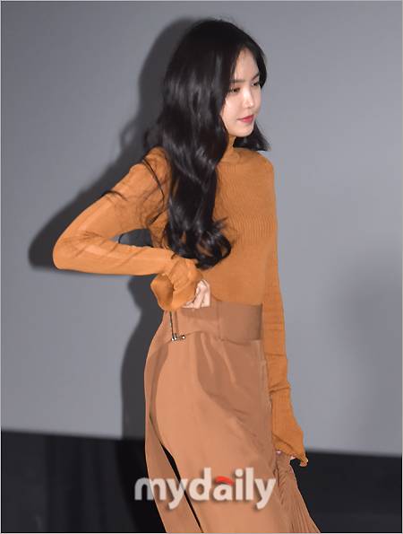 Md화보 허리 너무 얇네손나은 흘러내리는 치마 잡고 안간힘