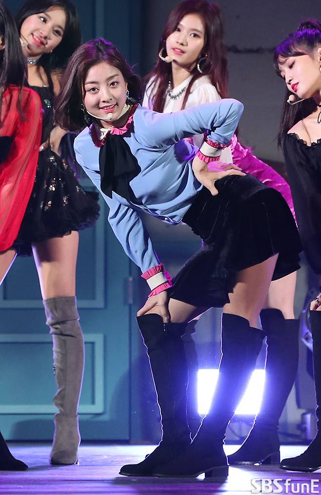 E포토 트와이스 지효 빛나는 단발 미모