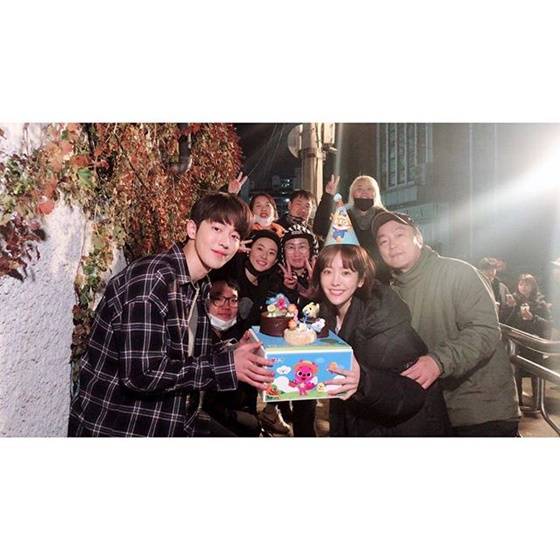 한지민 눈이 부시게 촬영 중 생일 파티 고맙습니다♥