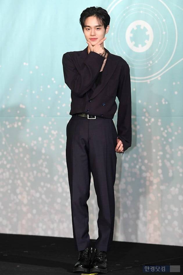 포토 워너원 이대휘 V라인 강조한 귀여운 포즈